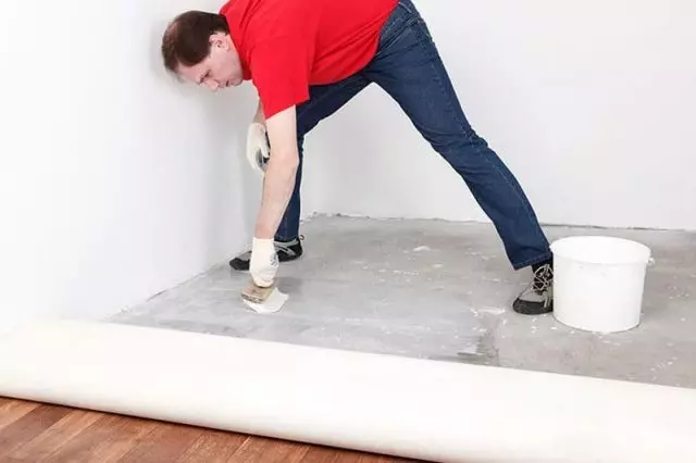 Hvordan sette en linoleum på betonggulvet: hvordan å forberede og hvordan å fikse