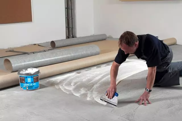 Hoe kinne jo in linoleum pleatse op 'e betonnen ferdjipping: Hoe tariede jo en hoe te reparearjen en hoe te reparearjen