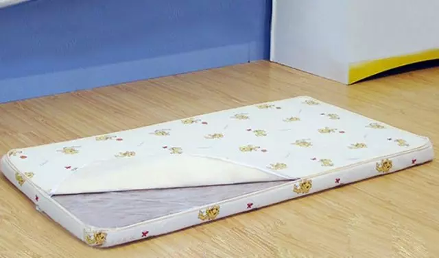 ఒక తొట్టిలో mattress