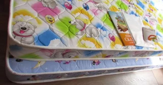 Tilam dalam katil bayi