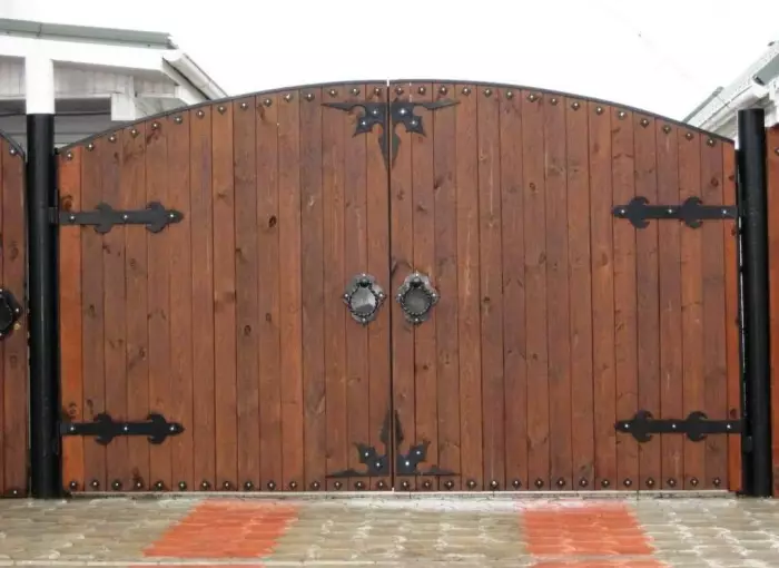 Garažna vrata od drva s vlastitim rukama 10604_1