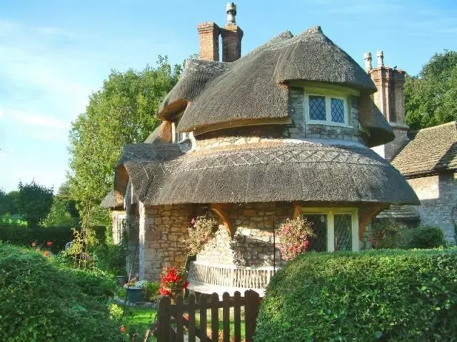 Rumah dengan atap jerami