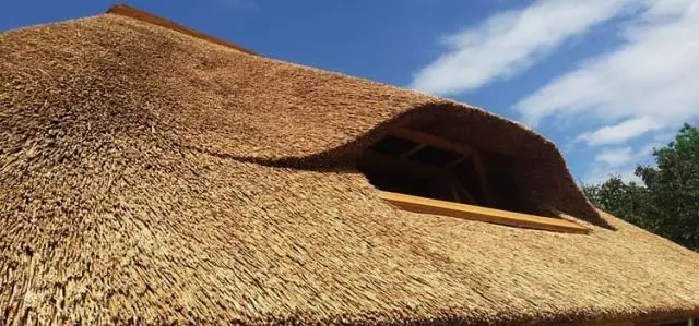 Saman çatı ile ev