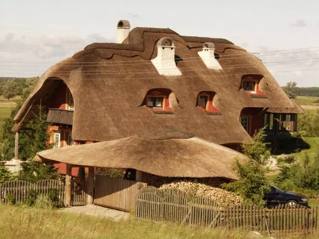 Kuća s krovom slame