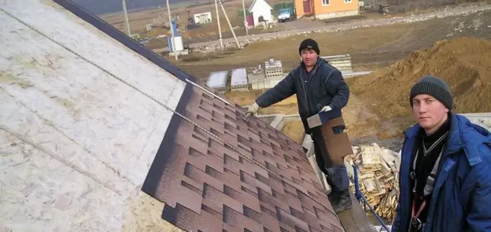 Πώς να φτιάξετε μια οροφή από ασφαλτικά πλακάκια 10741_11