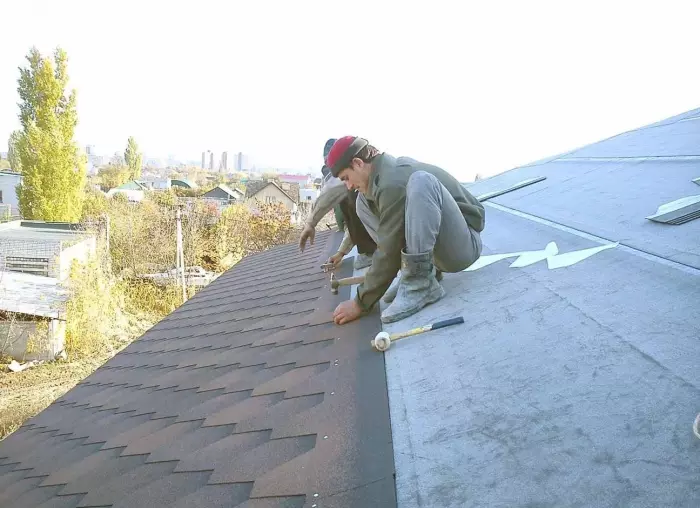 Πώς να φτιάξετε μια οροφή από ασφαλτικά πλακάκια 10741_13