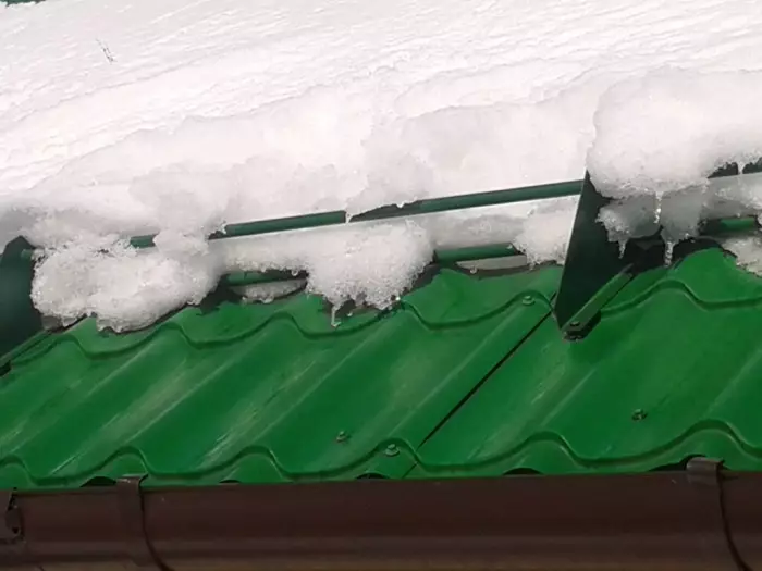 Sneeuwman op het dak van de golving 10758_2