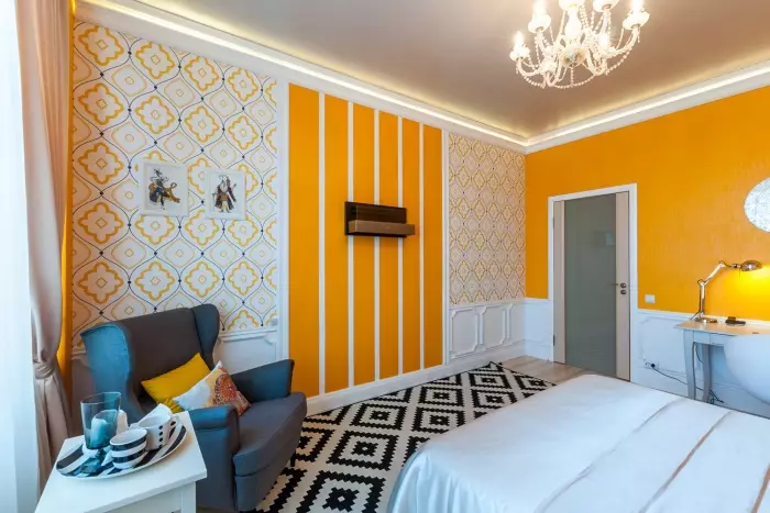 Kamar tidur interior dengan wallpaper dua jenis + foto 1083_1