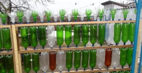 Ogrodzenie plastikowych butelek z własnymi rękami + zdjęcie, wideo 108_13