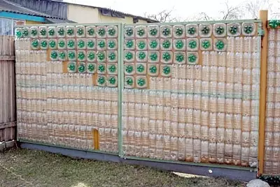 Ogrodzenie plastikowych butelek z własnymi rękami + zdjęcie, wideo 108_2