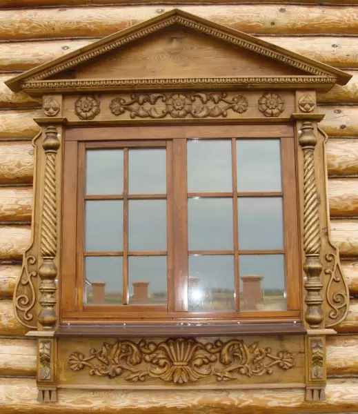 Buizen op de ramen in een houten huis + foto 11056_1