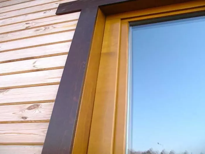 Buizen op de ramen in een houten huis + foto 11056_2