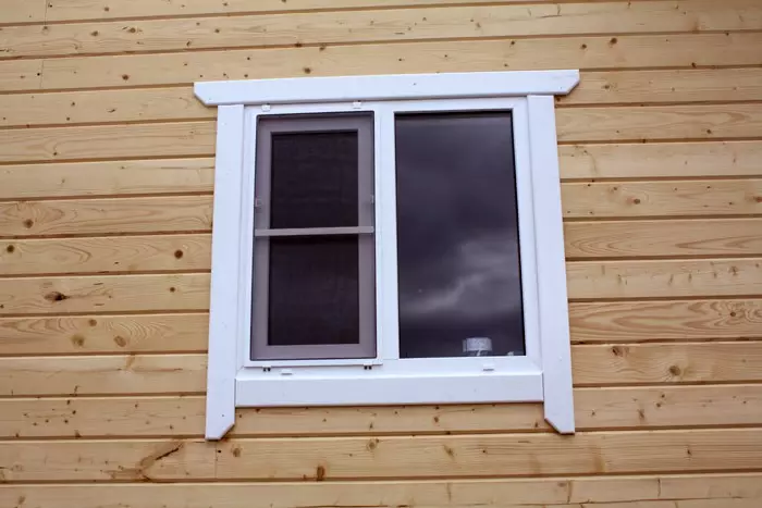 Buizen op de ramen in een houten huis + foto 11056_5