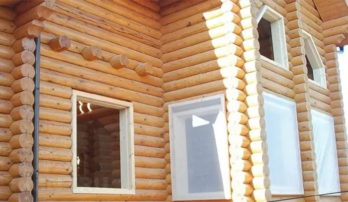 Buizen op de ramen in een houten huis + foto 11056_9
