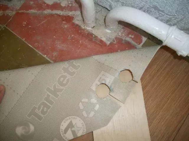 Kako izrezati linoleum u stanu: na zidovima, ispod postolja, ispod cijevi i u kutovima