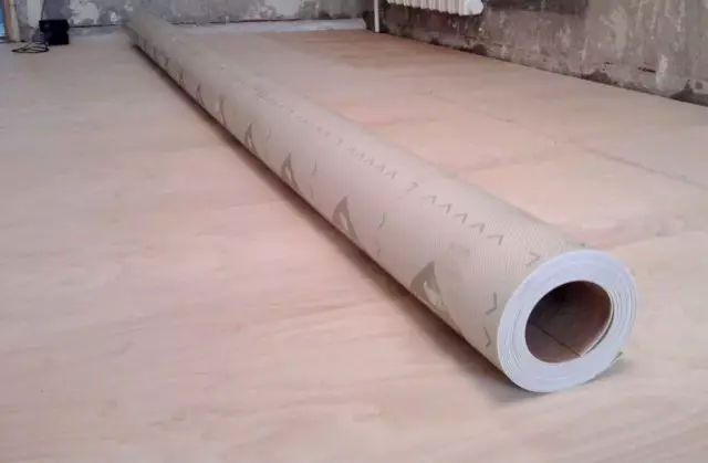 Kako rezati linoleum u stanu: na zidovima, ispod postolja, ispod cijevi i u uglovima