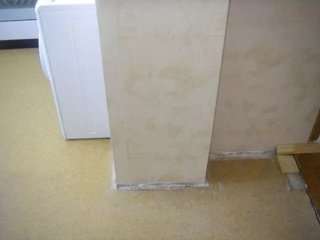 Kako izrezati linoleum u stanu: na zidovima, ispod postolja, ispod cijevi i u kutovima