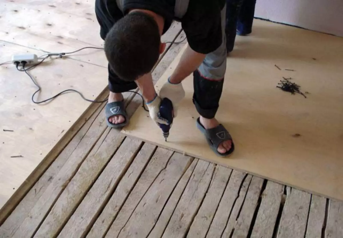 How to remove the creaking of a wooden floor in the apartment 11097_10