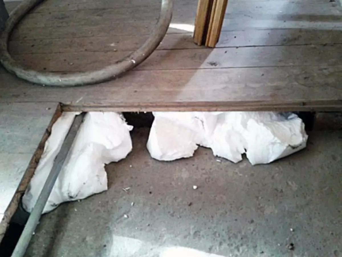 Hoe het kraken van een houten vloer in het appartement te verwijderen 11097_6