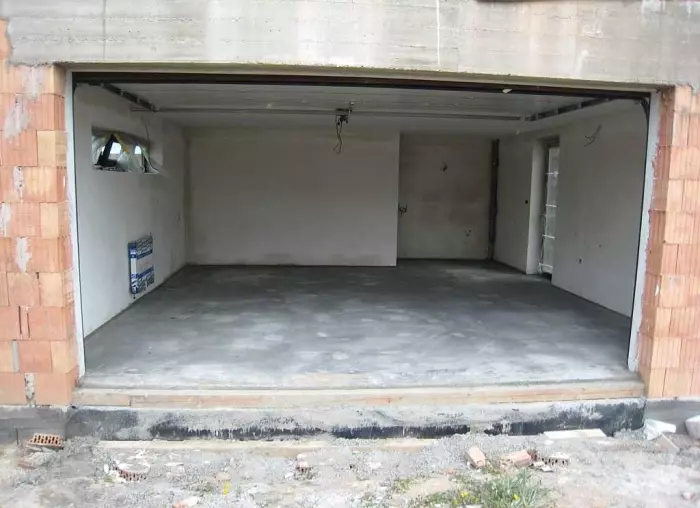 ממלא את הרצפה במוסך בטון
