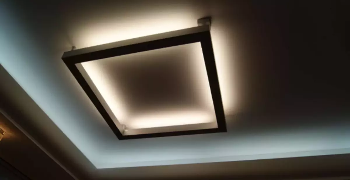 Duplex lofter lavet af gipsplader med baggrundsbelysning: hvordan man gør det selv