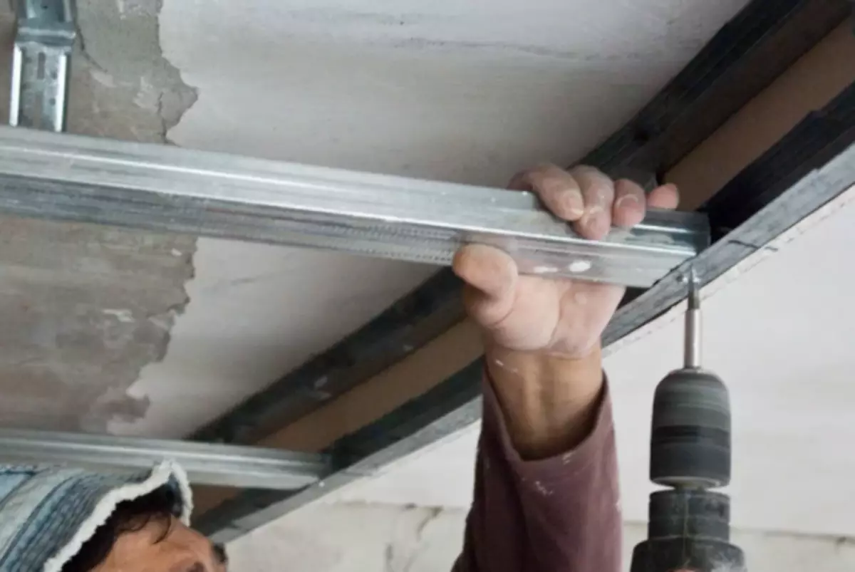 Plafonds duplex en plaques de plâtre avec rétro-éclairage: comment faire vous-même