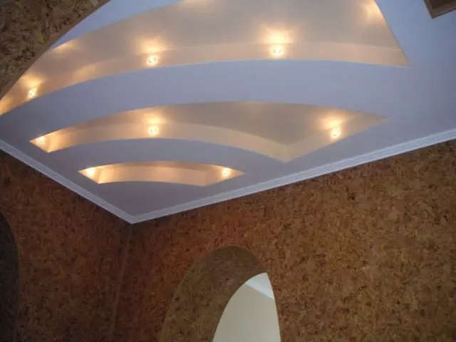 Duplex lofter lavet af gipsplader med baggrundsbelysning: hvordan man gør det selv