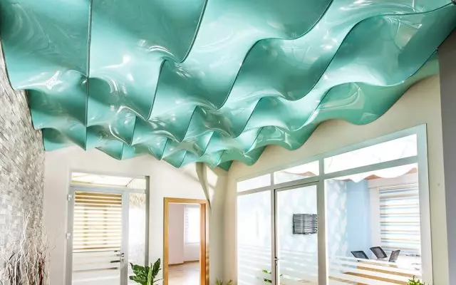 موجة السقف تمتد: ميزات التصميم والصور في الداخل