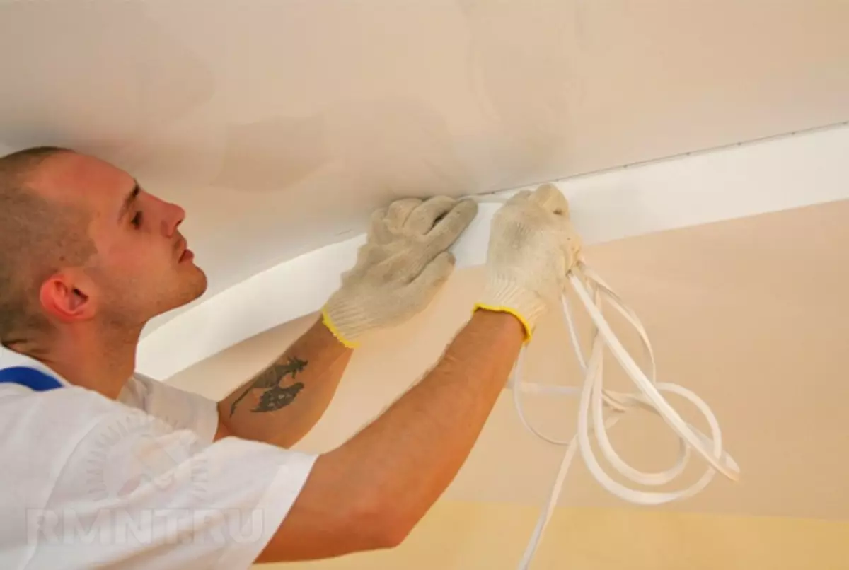PVC shtrirje tavan: mat, me shkëlqim, prodhuesit, instalimin