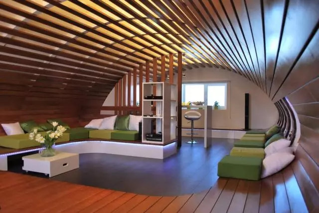 Wooden ceiling sa apartment: sa labas ng lining, dekorasyon, larawan