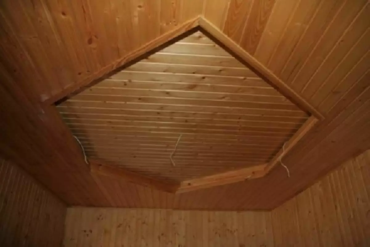 अपार्टमेंट में लकड़ी की छत