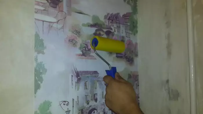 Paano mag-stick ng wallpaper isang tao + video. 11449_5