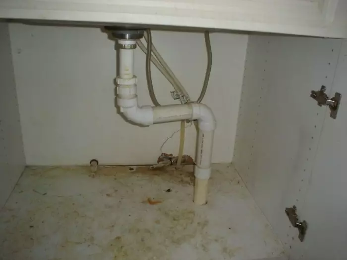 Comment éliminer l'odeur des eaux usées dans l'appartement 11559_1