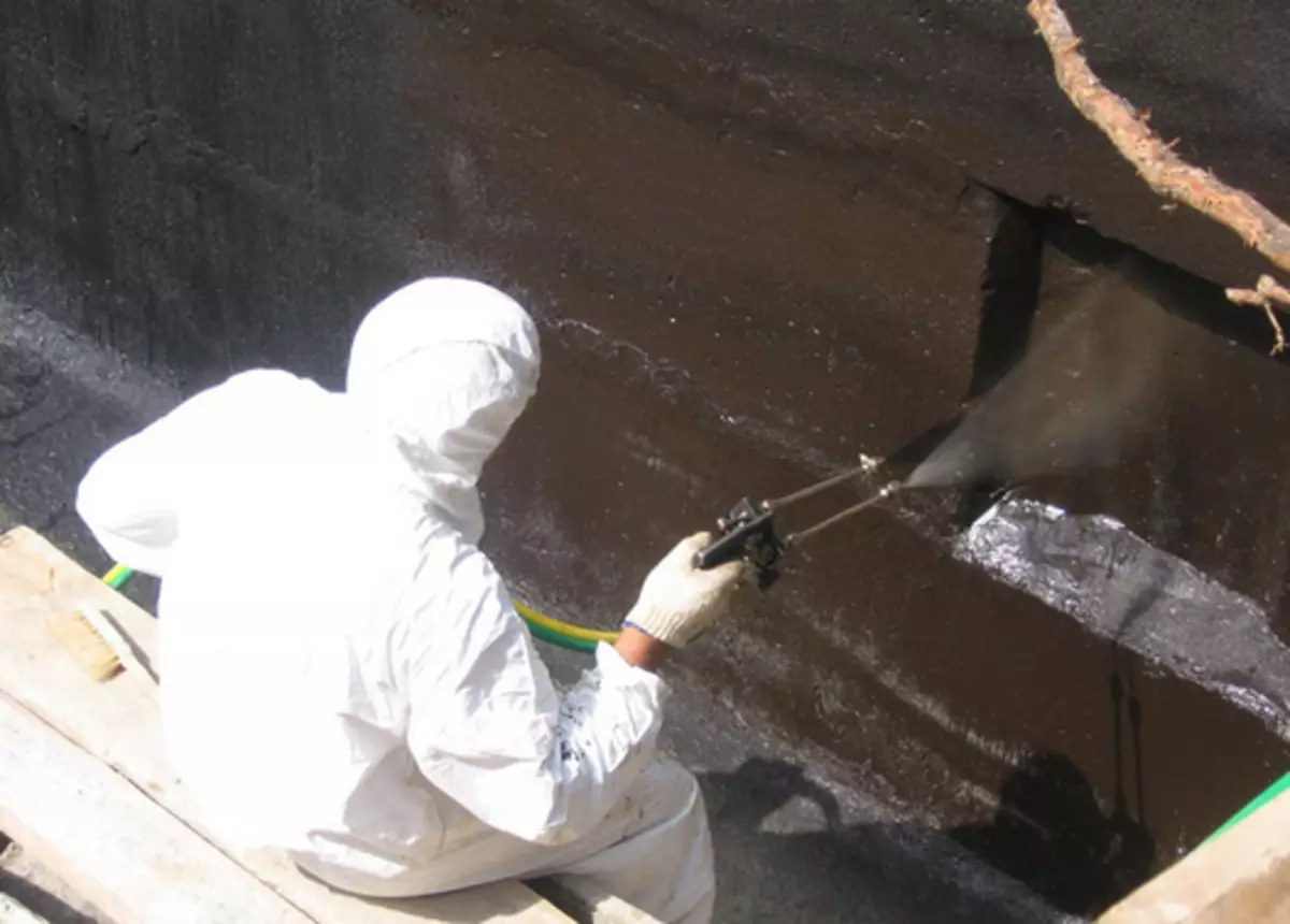 Waterproofing il-pedament bl-idejn tagħhom stess 11685_12