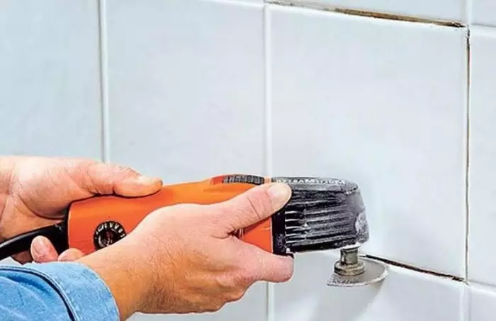 Как да актуализирате фугата на плочката в банята 12047_2