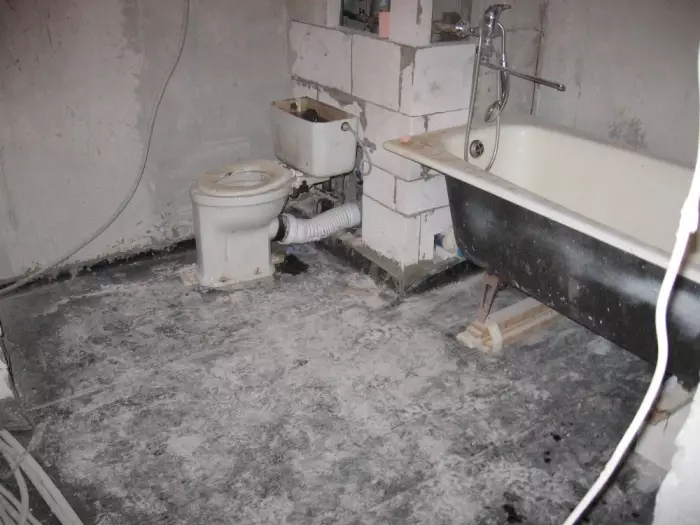 Bagaimana untuk menyelaraskan lantai di bilik mandi 12050_4