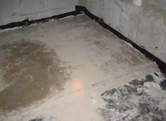 Bagaimana untuk menyelaraskan lantai di bilik mandi 12050_5