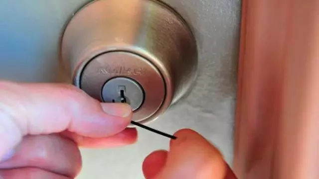 如何在没有钥匙的情况下打开室间的锁