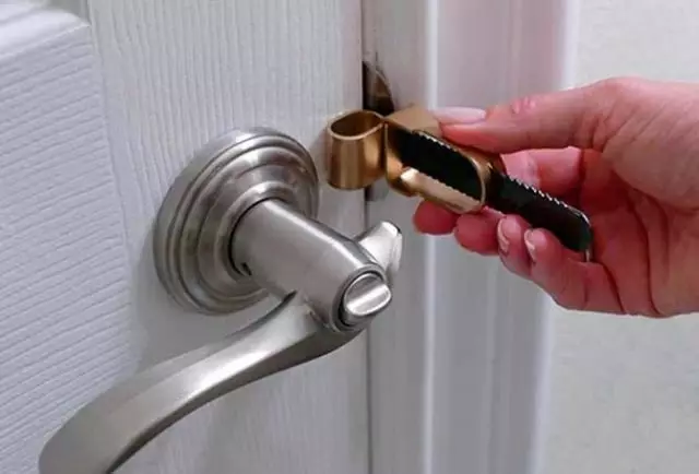 Kā atvērt slēdzeni starpsienu bez atslēgas