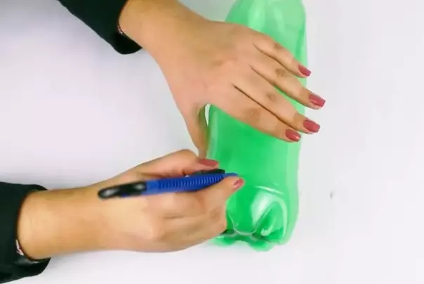 Como fazer uma vassoura de garrafas de plástico passo a passo 12396_5