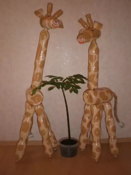 Giraffe van plastic flessen met hun eigen handen 12412_10
