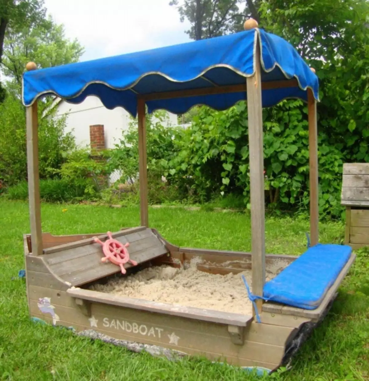 Sandbox me një kapak për kopshtin e fëmijëve 12431_13