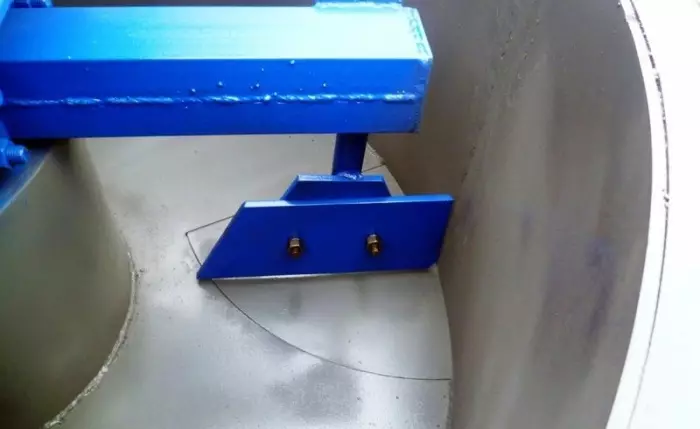 Misturador de concreto com as mãos de uma máquina de lavar roupa 12484_10