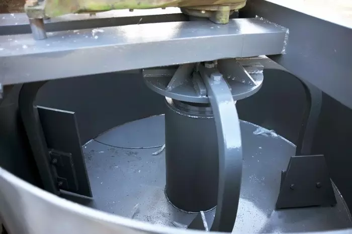 Misturador de concreto com as mãos de uma máquina de lavar roupa 12484_12