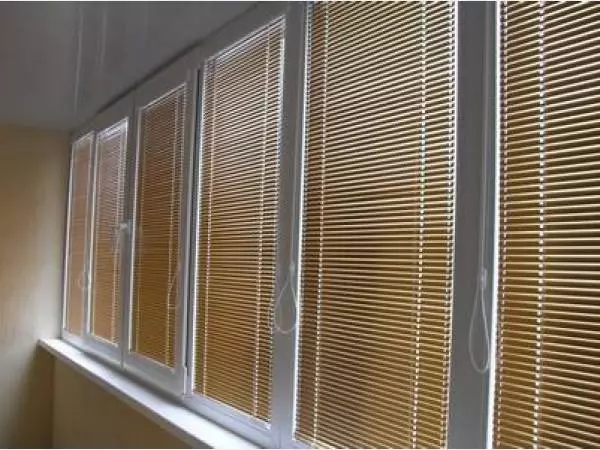 Blinds na balkóne s posuvnými oknami, vertikálnymi, horizontálnymi + fotografia