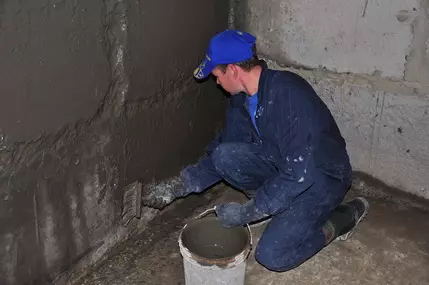Waterproofing tina basement sareng gelas cair