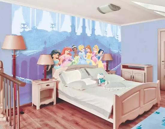 मुलींसाठी मुलांच्या खोलीत भिंत भित्तिचित्र
