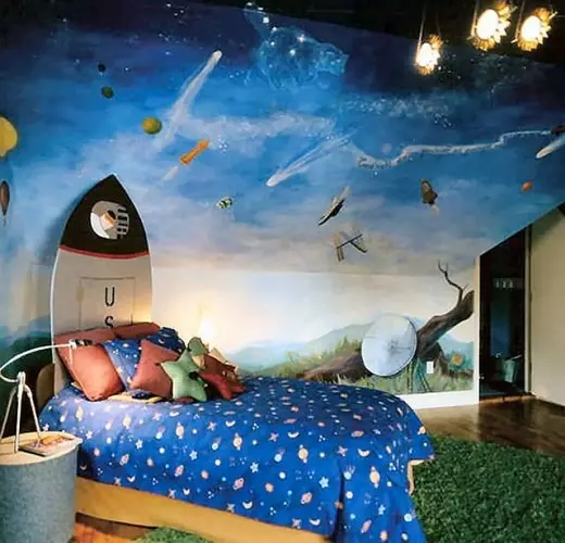 牆壁壁畫在兒童房的男孩