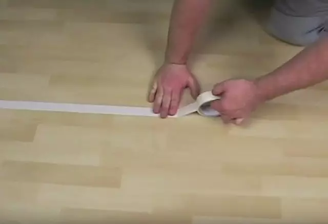 Slik lukker du et hull i linoleum: med en lapp og uten å flop