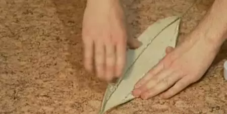 Slik lukker du et hull i linoleum: med en lapp og uten å flop
